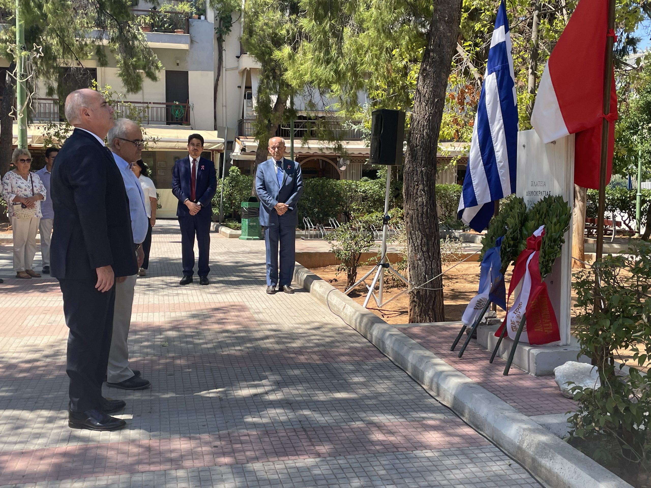 Κατάθεση Στεφάνου στην πλατεία Περού για τα 201 χρόνια ανεξαρτησίας της ...