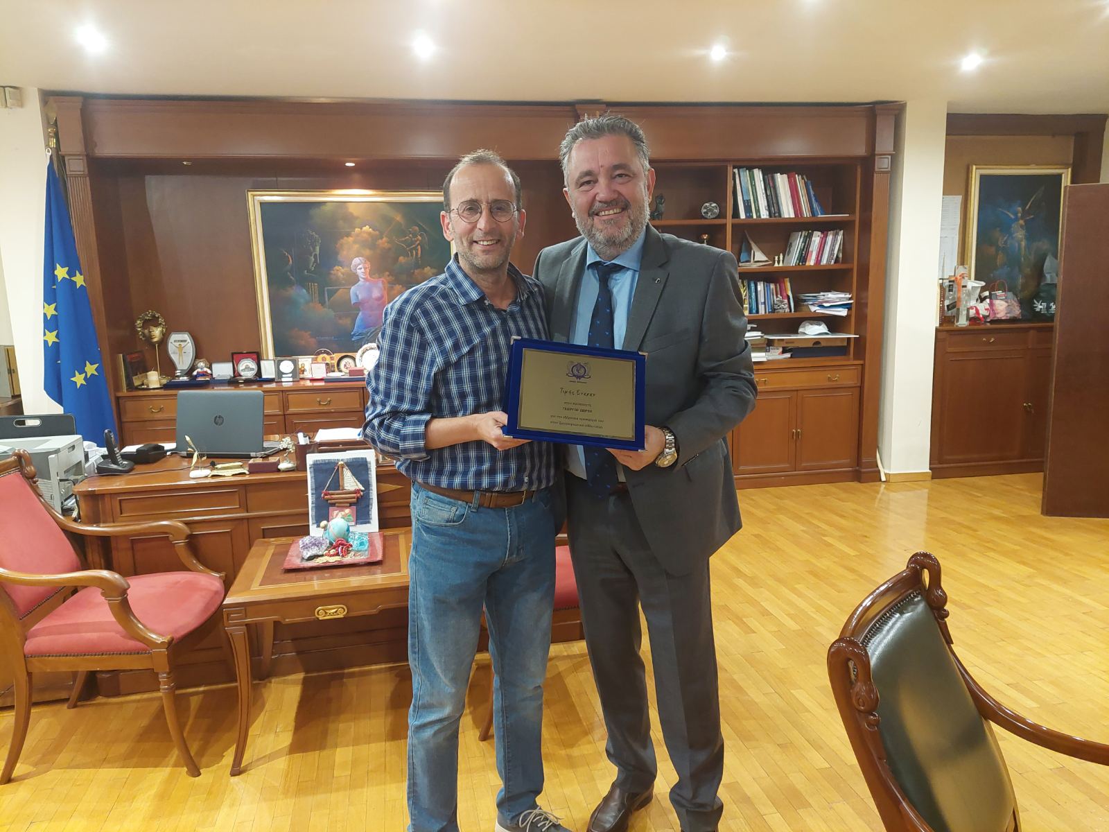 Το νικητή του Μαραθωνίου της Αθήνας Χαράλαμπο Πιτσώλη και τον προπονητή ...