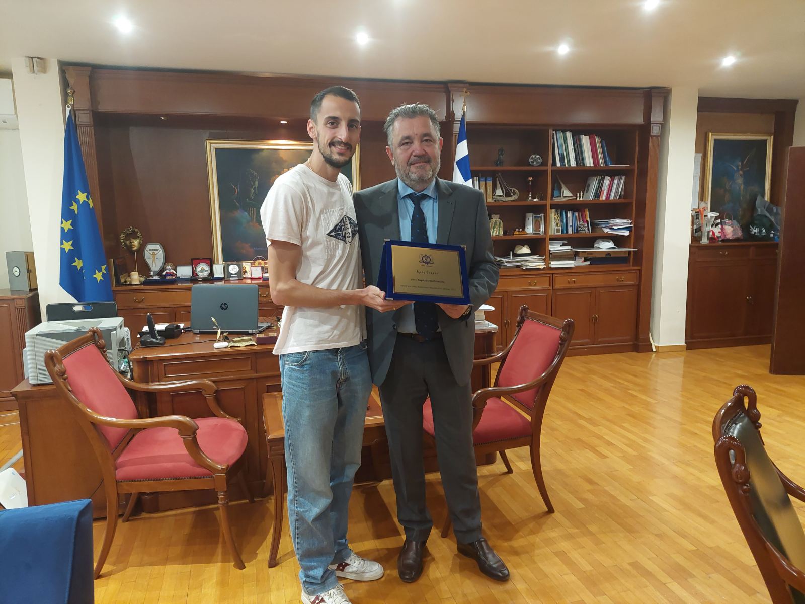 Το νικητή του Μαραθωνίου της Αθήνας Χαράλαμπο Πιτσώλη και τον προπονητή ...