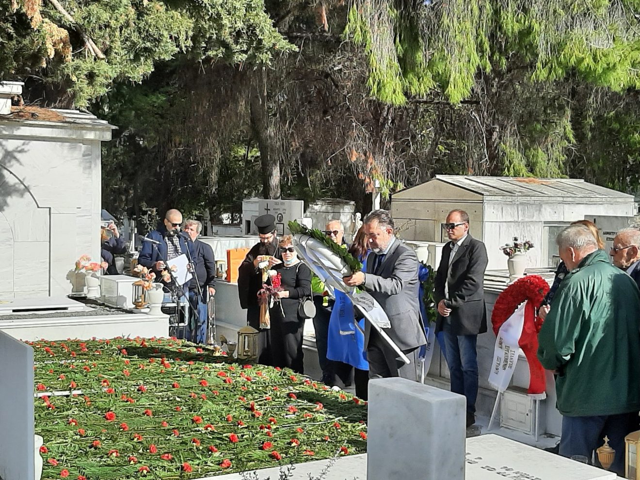 Επιμνημόσυνη δέηση και κατάθεση στεφάνων για την 49η επέτειο του ...