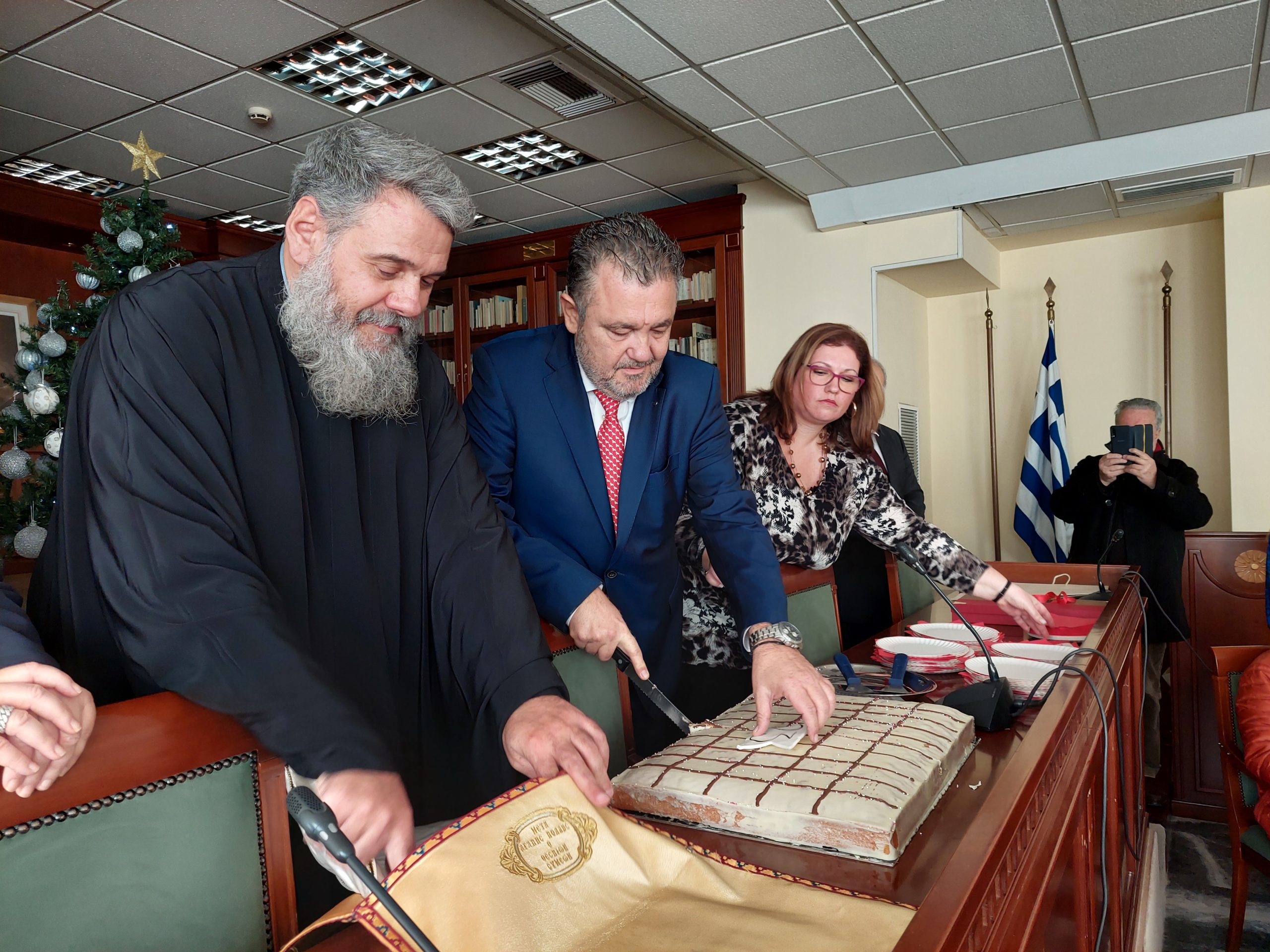 Ο Δήμαρχος Βασίλης Θώδας έκοψε τη Βασιλόπιτα του Δήμου Ζωγράφου - Δήμος ...
