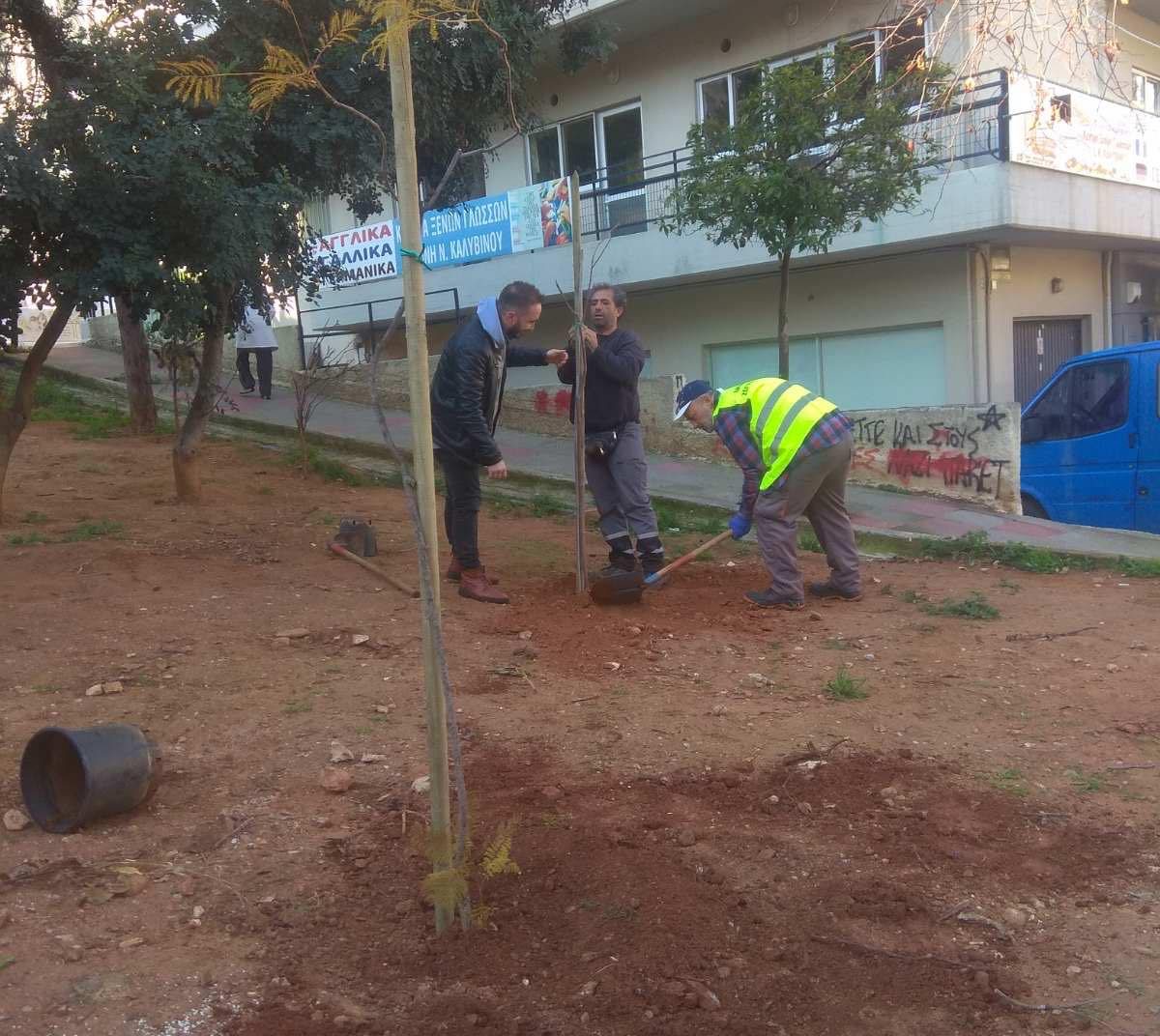 Σε νέες φυτεύσεις προχώρησε η Υπηρεσία Πρασίνου του Δήμου Ζωγράφου ...