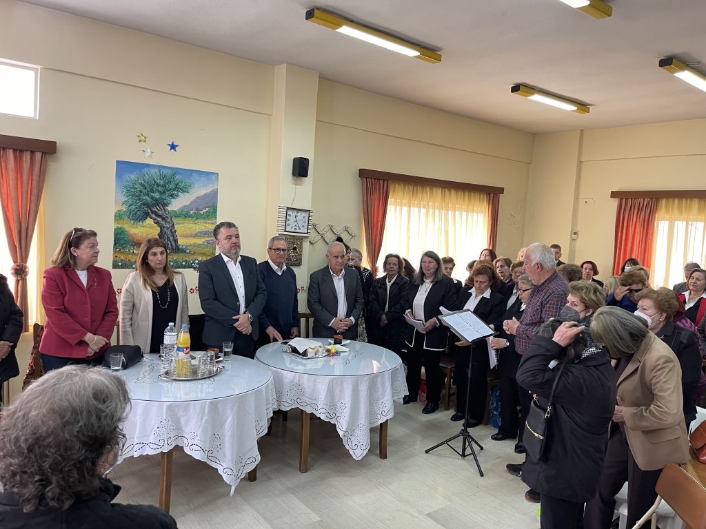 Ευχές και πασχαλινά τσουρέκια στα μέλη των ΚΑΠΗ από τον Δήμαρχο ...