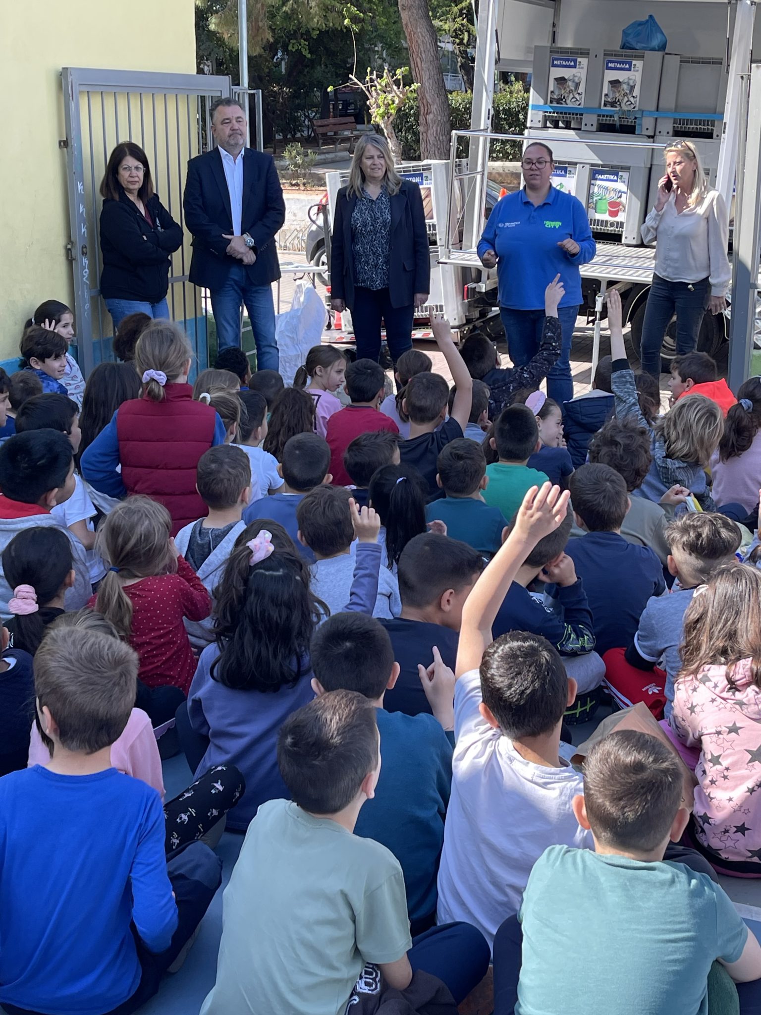 Τα παιδιά του 12ου Δημοτικού σχολείου μαθαίνουν για την ανακύκλωση ...