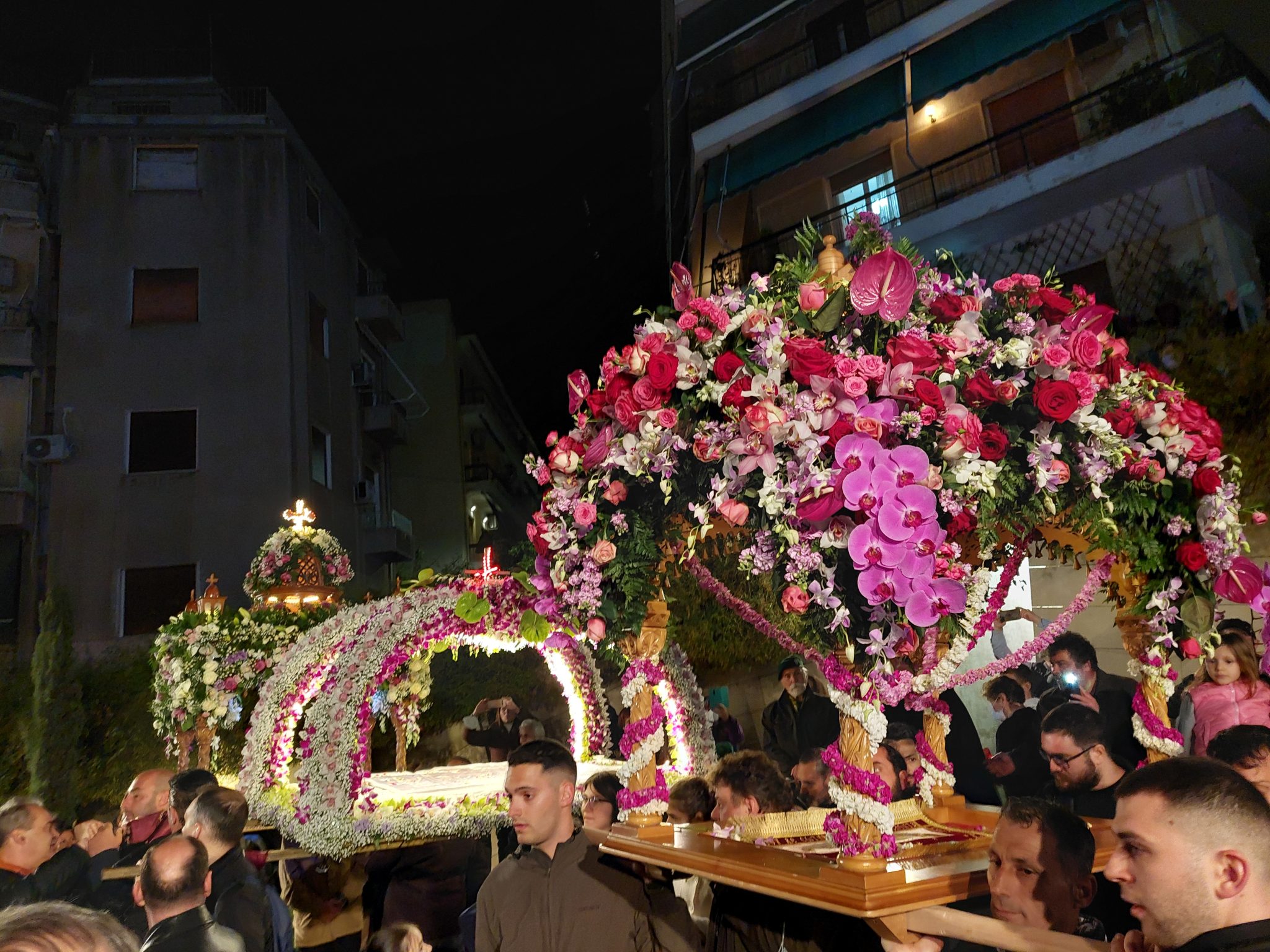 Στο Ηρώων συναντήθηκαν οι Επιτάφιοι των Ενοριών του Δήμου Ζωγράφου ...