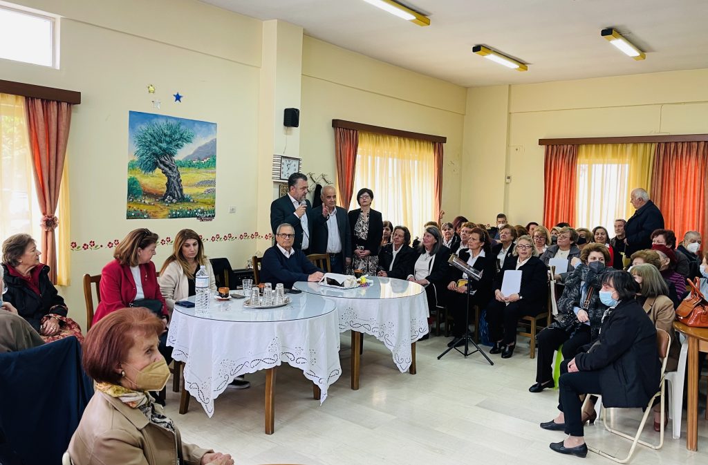 Ευχές και πασχαλινά τσουρέκια στα μέλη των ΚΑΠΗ από τον Δήμαρχο ...