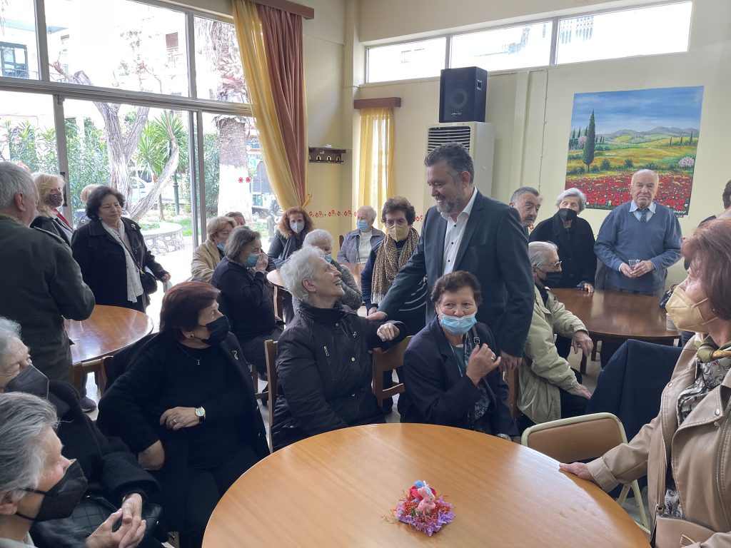Ευχές και πασχαλινά τσουρέκια στα μέλη των ΚΑΠΗ από τον Δήμαρχο ...