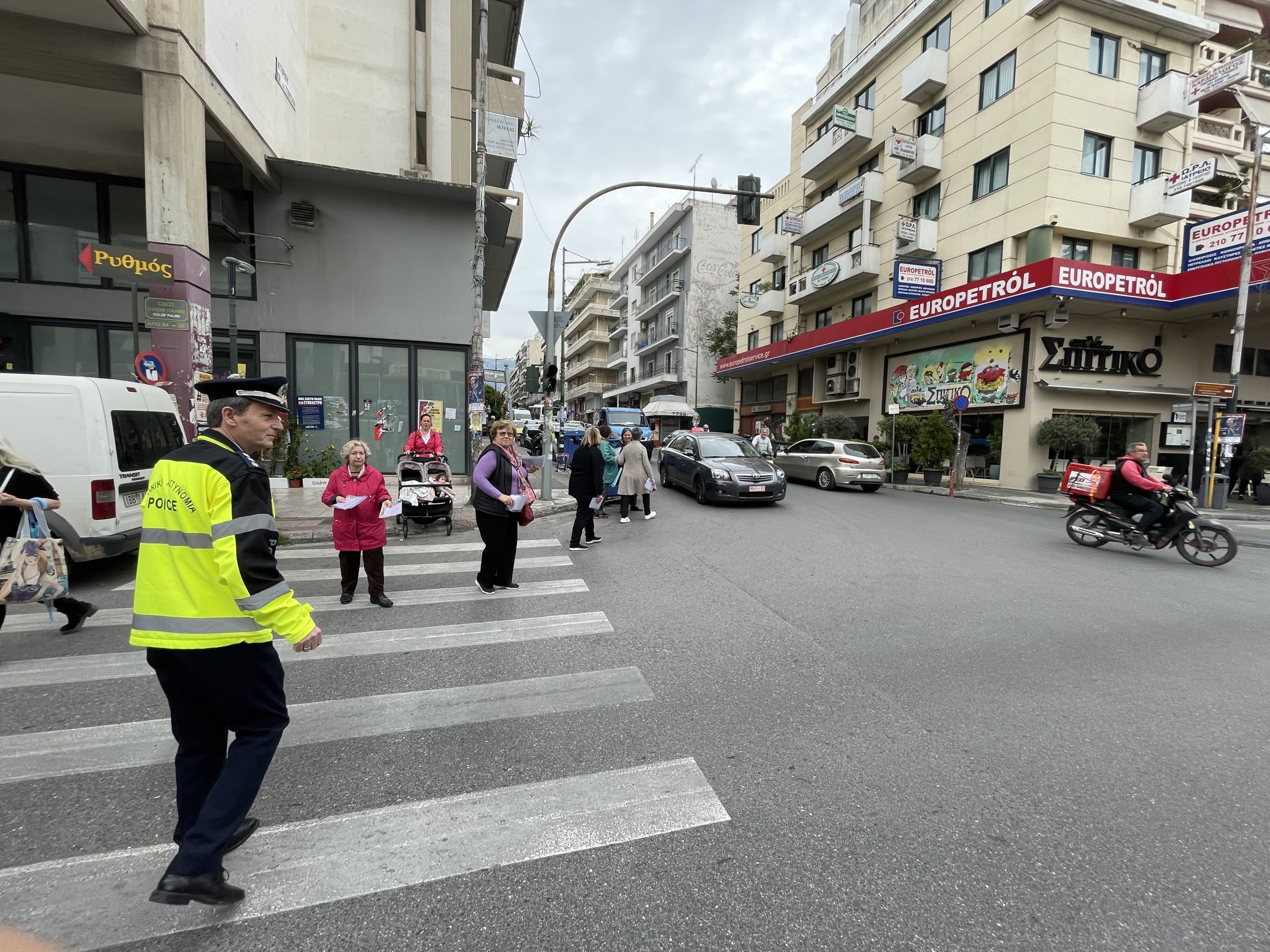 Ενημερωτικά φυλλάδια με την προτροπή "μην τρέχετε" μοίρασαν τα μέλη του ...