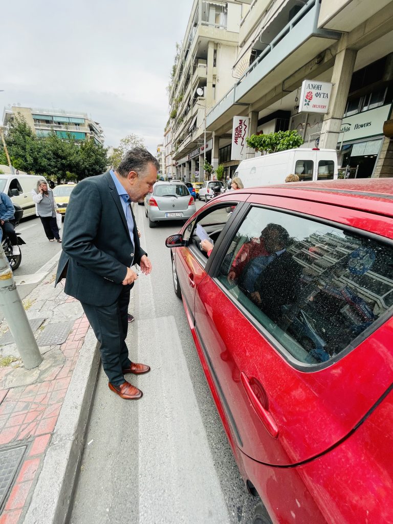 Ενημερωτικά φυλλάδια με την προτροπή "μην τρέχετε" μοίρασαν τα μέλη του ...